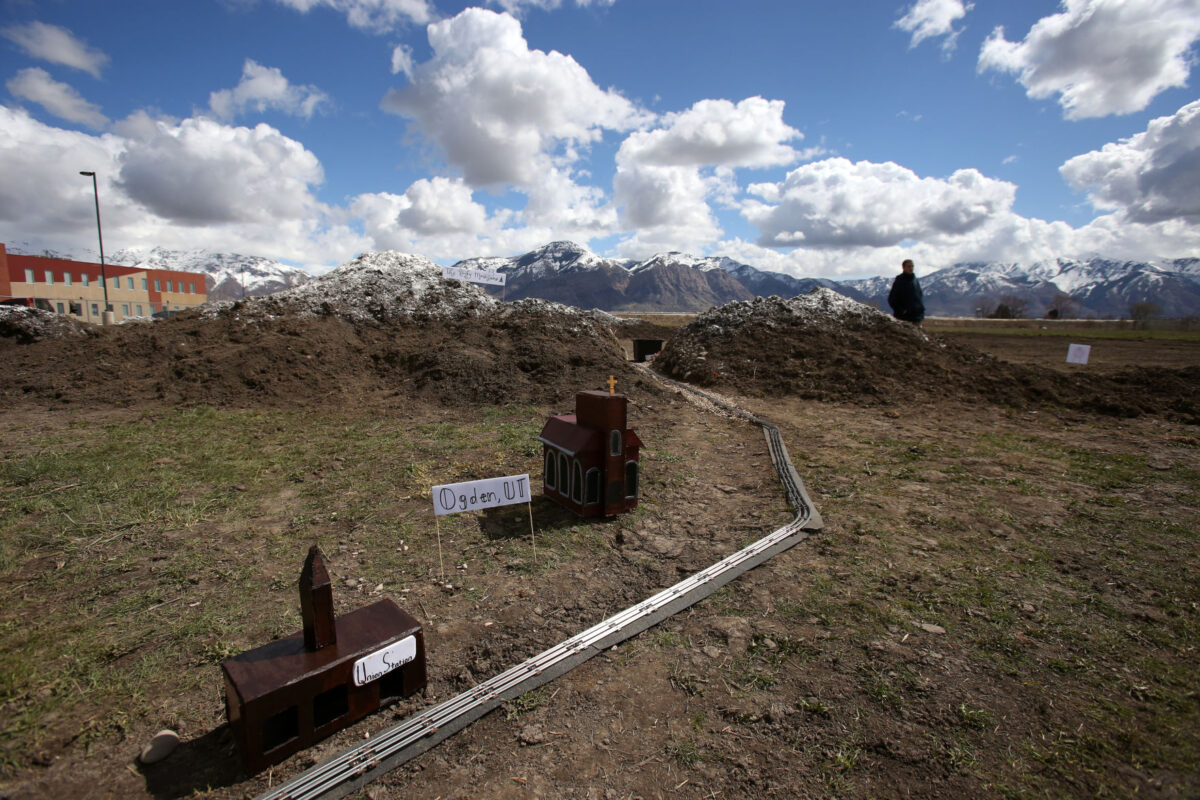 Venture High students build mini transcontinental railroad in front of ...